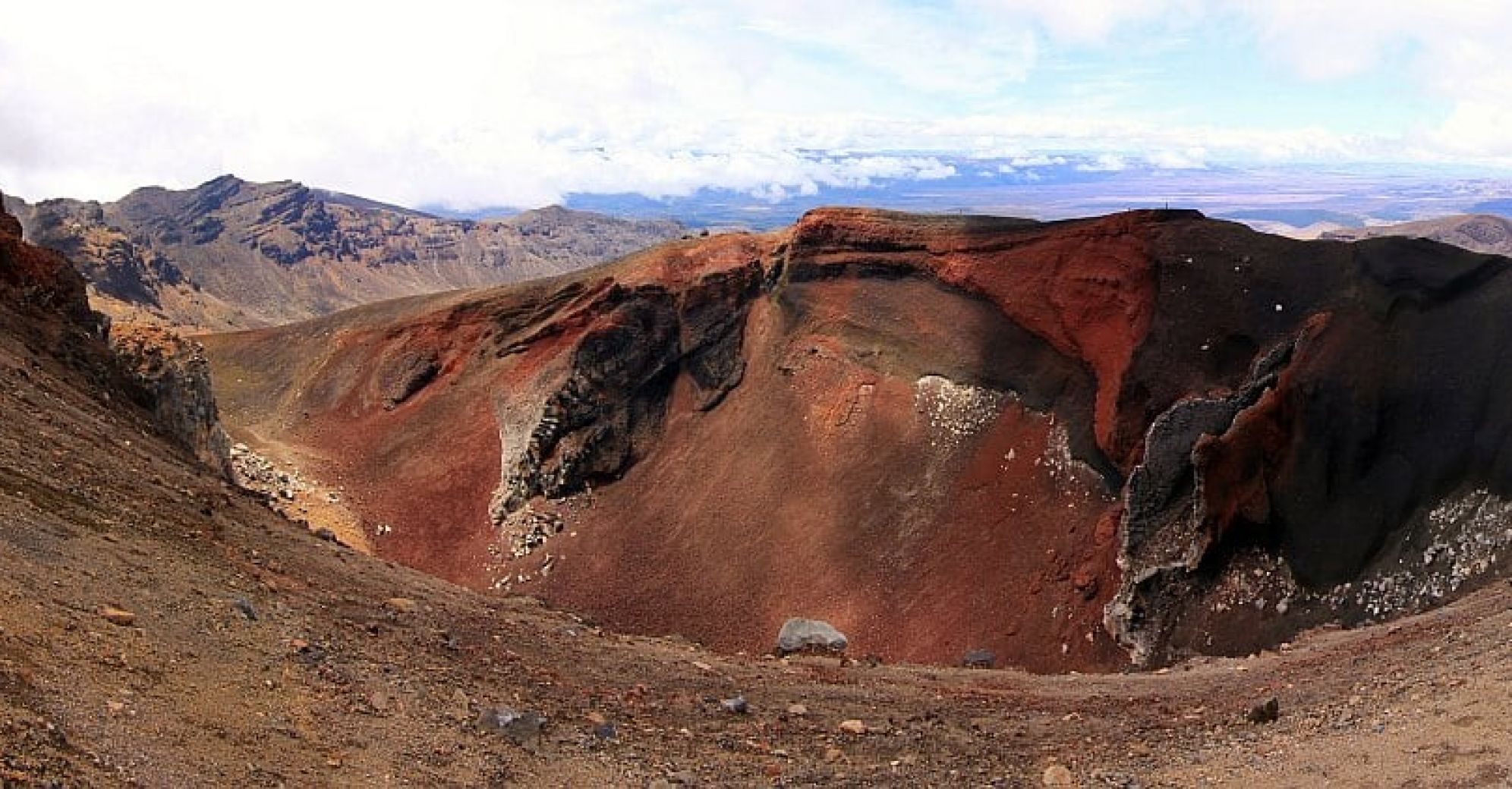 Tongariro Crossing: Vulkankrater, düstere Nebel und das ferne ...
